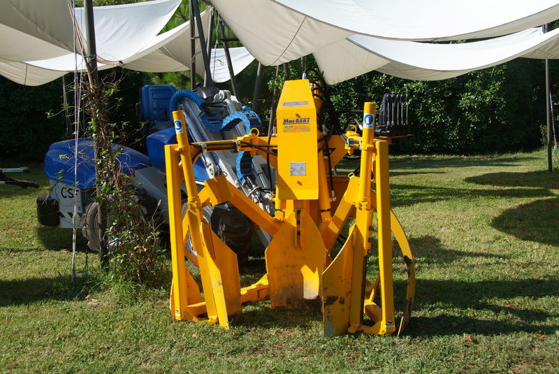 Utilaje de transplantat copaci – Eqinto – distribuitor de utilaje ...