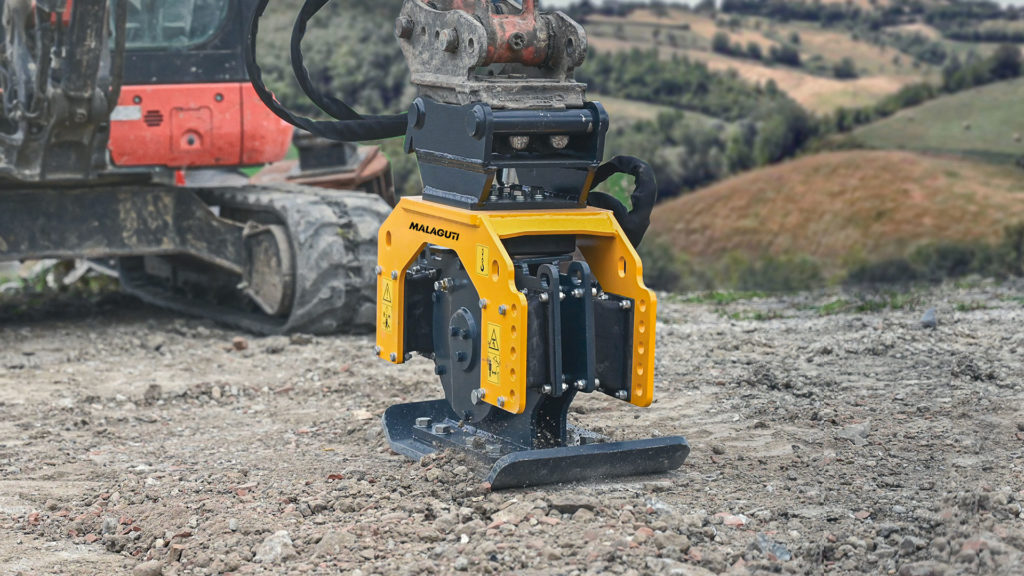 Placă vibro-compactoare hidraulică pentru excavatoare, cu sistem de ...